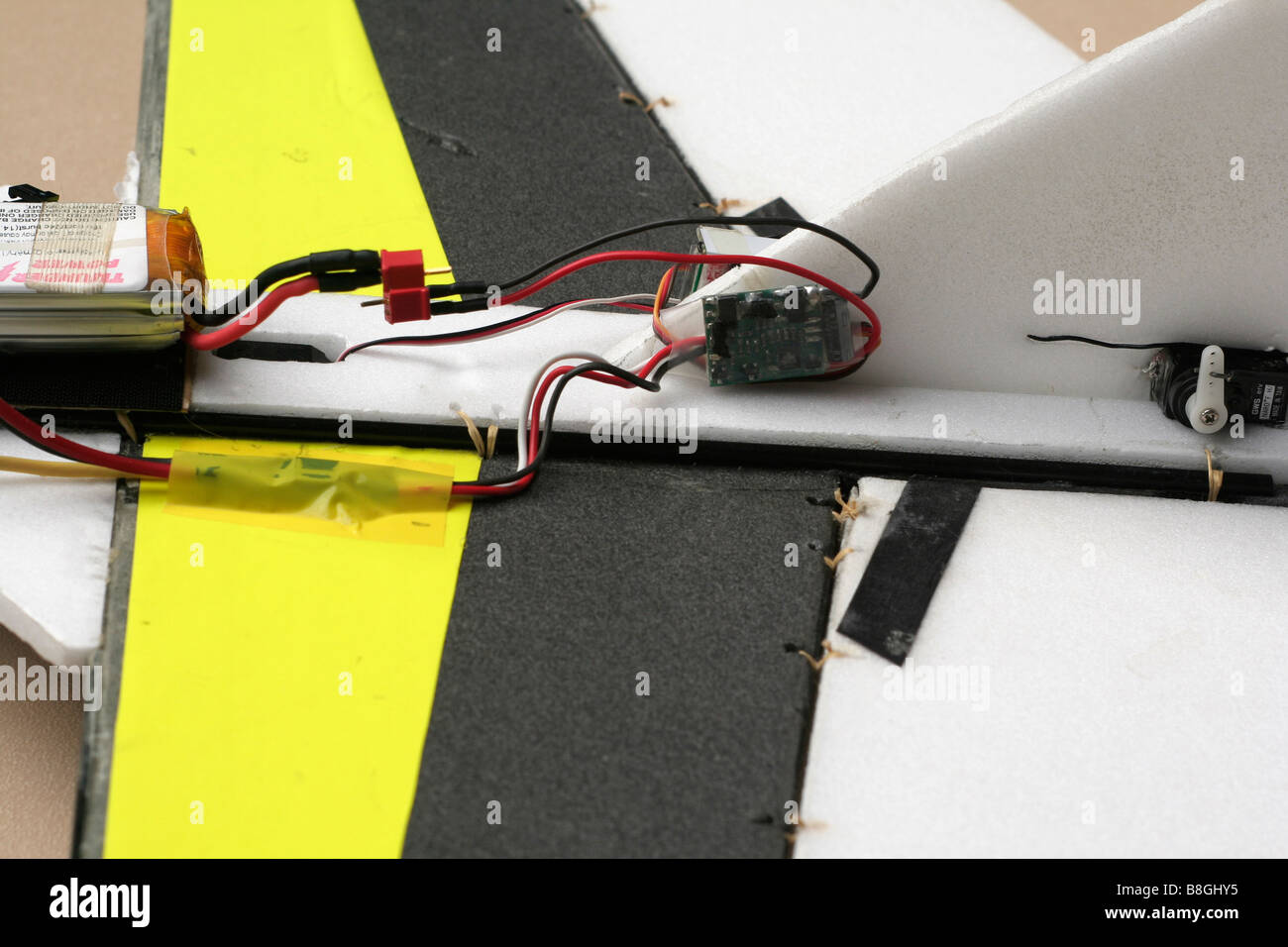 Battery control circuit and servo on battery powered radio controlled ...