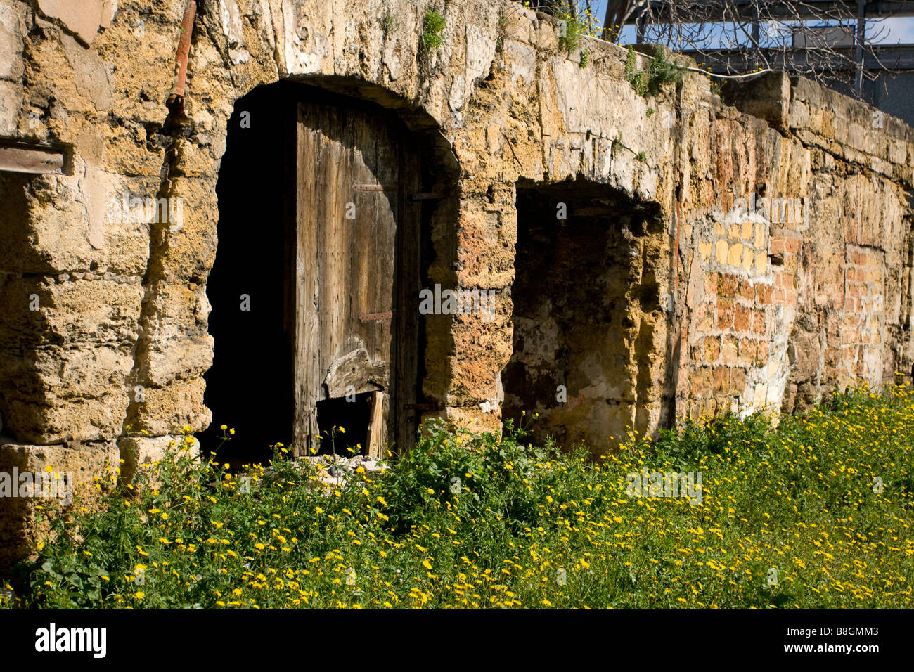Derelict ruins building hi-res stock photography and images - Alamy