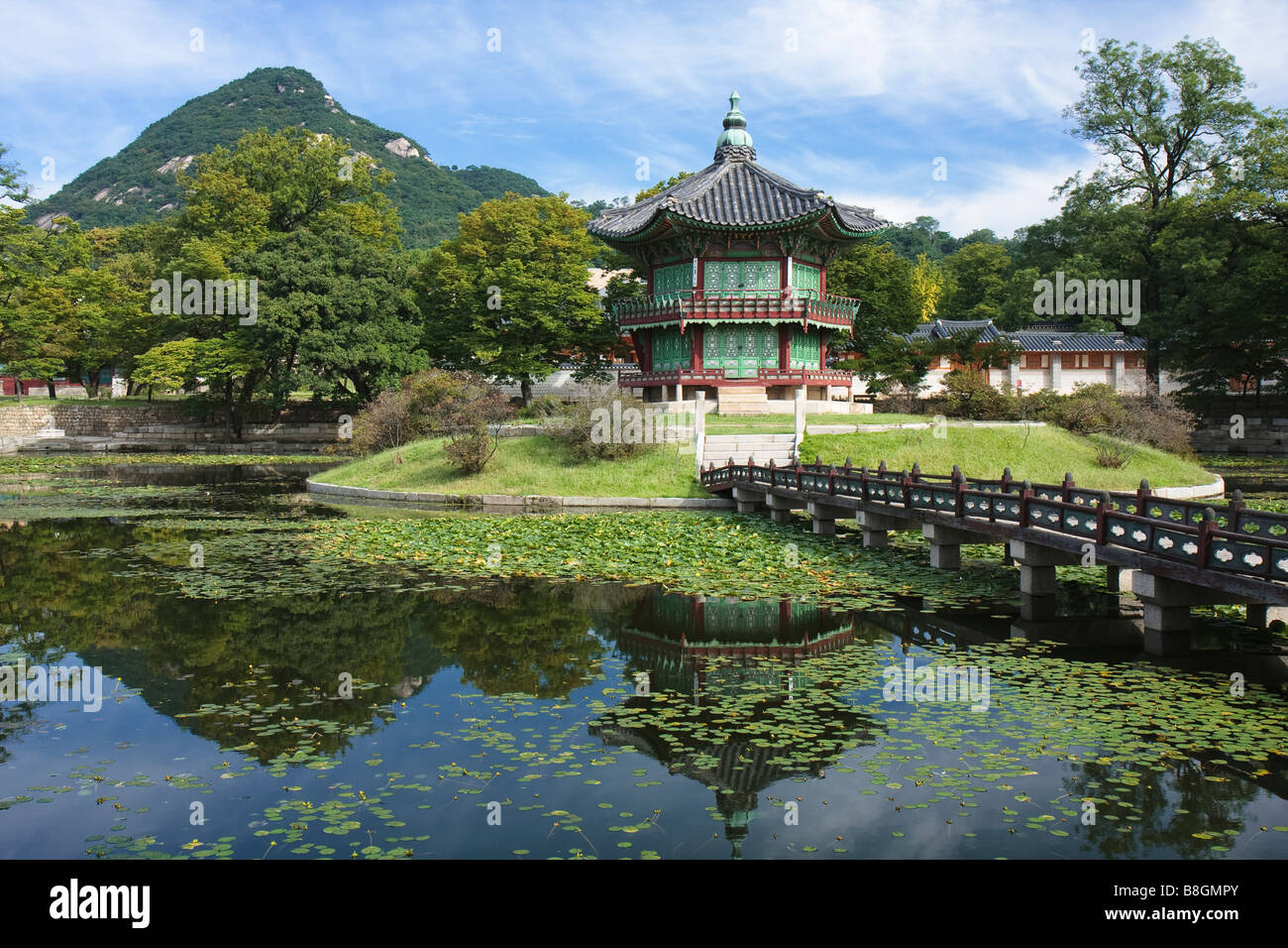 Hyangwon Pavilion (Hyangwonjeong) Gyeongbok Palace (Gyeongbokgung ...