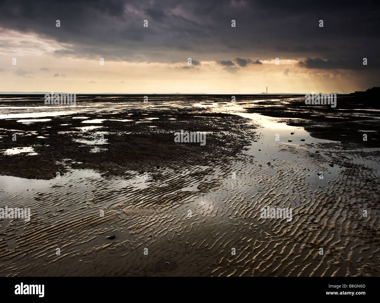 River thames low tide thames foreshore beach hi-res stock photography ...
