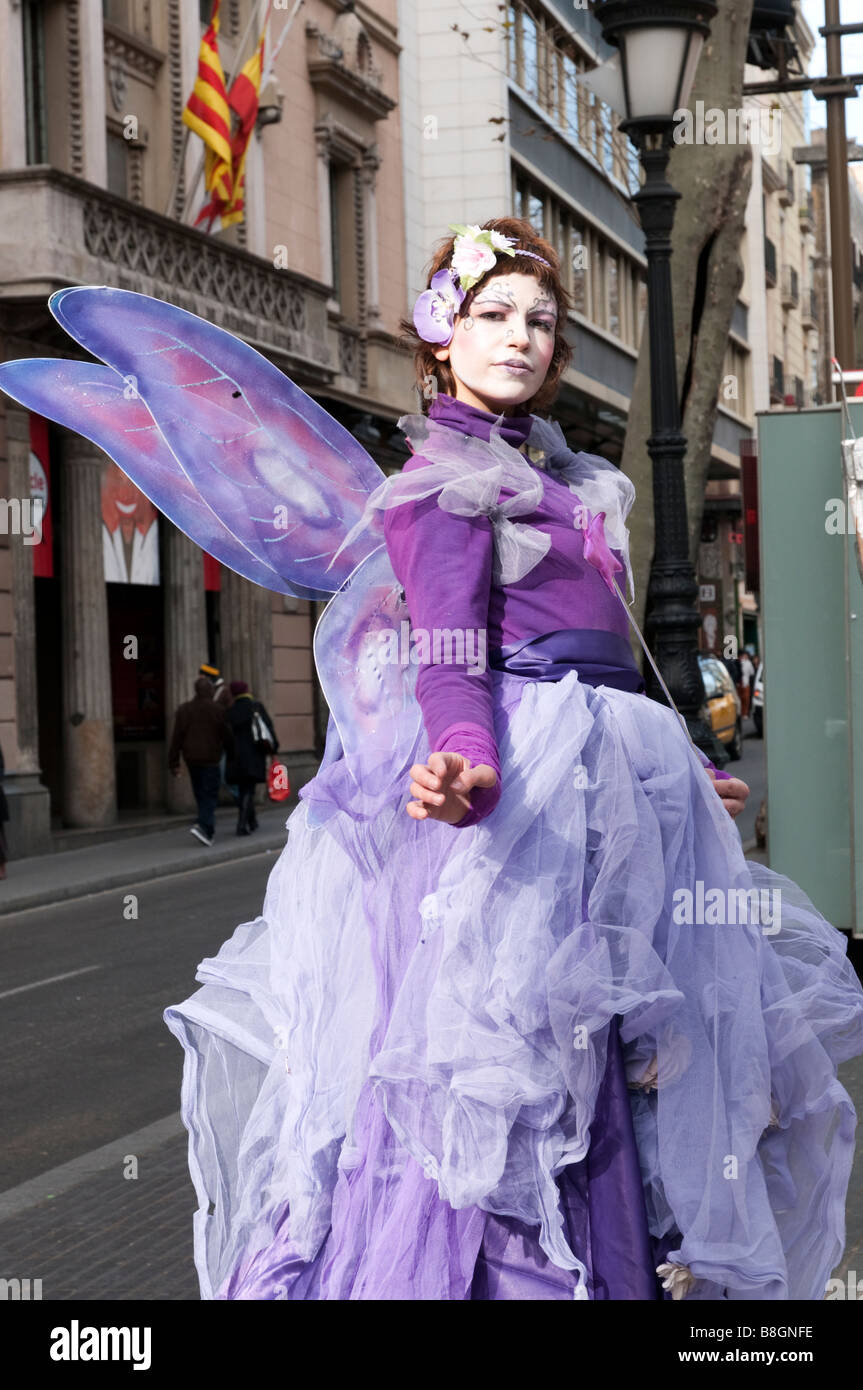 Human statue street entertainers hi-res stock photography and images ...
