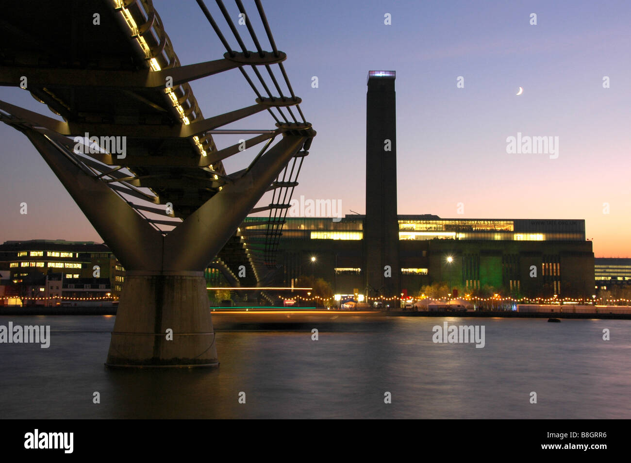 The Tate Modern gallery with Millenium Bridge at night, London, England ...