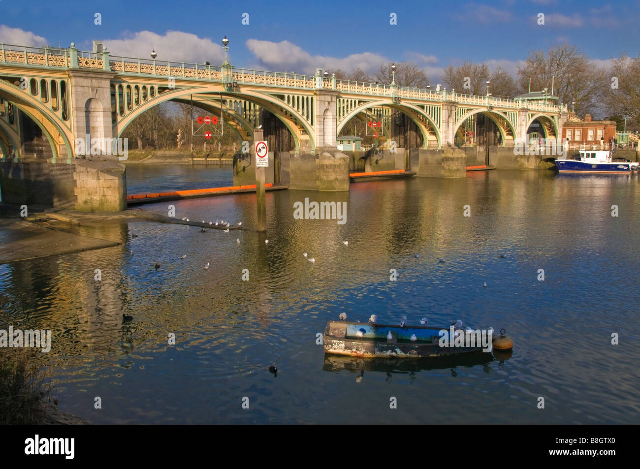 Richmond Lock and footbridge, River Thames, Twickenham, Middlesex ...