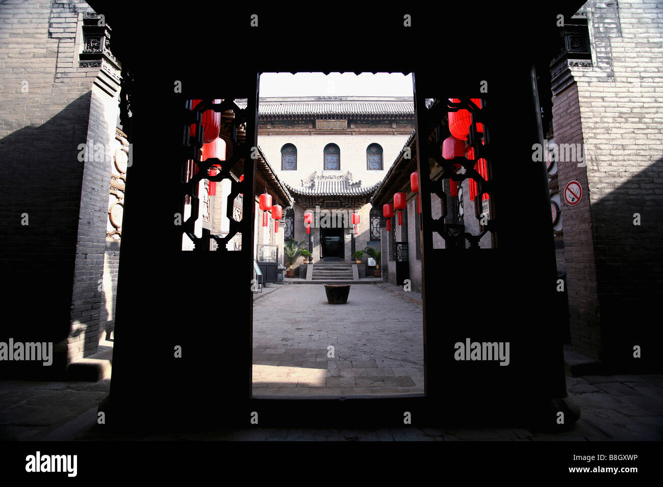 Traditional chinese courtyard house hi-res stock photography and images ...