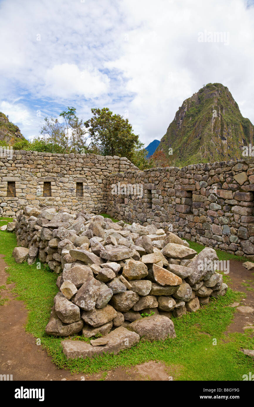 Pile of ruins hi-res stock photography and images - Alamy
