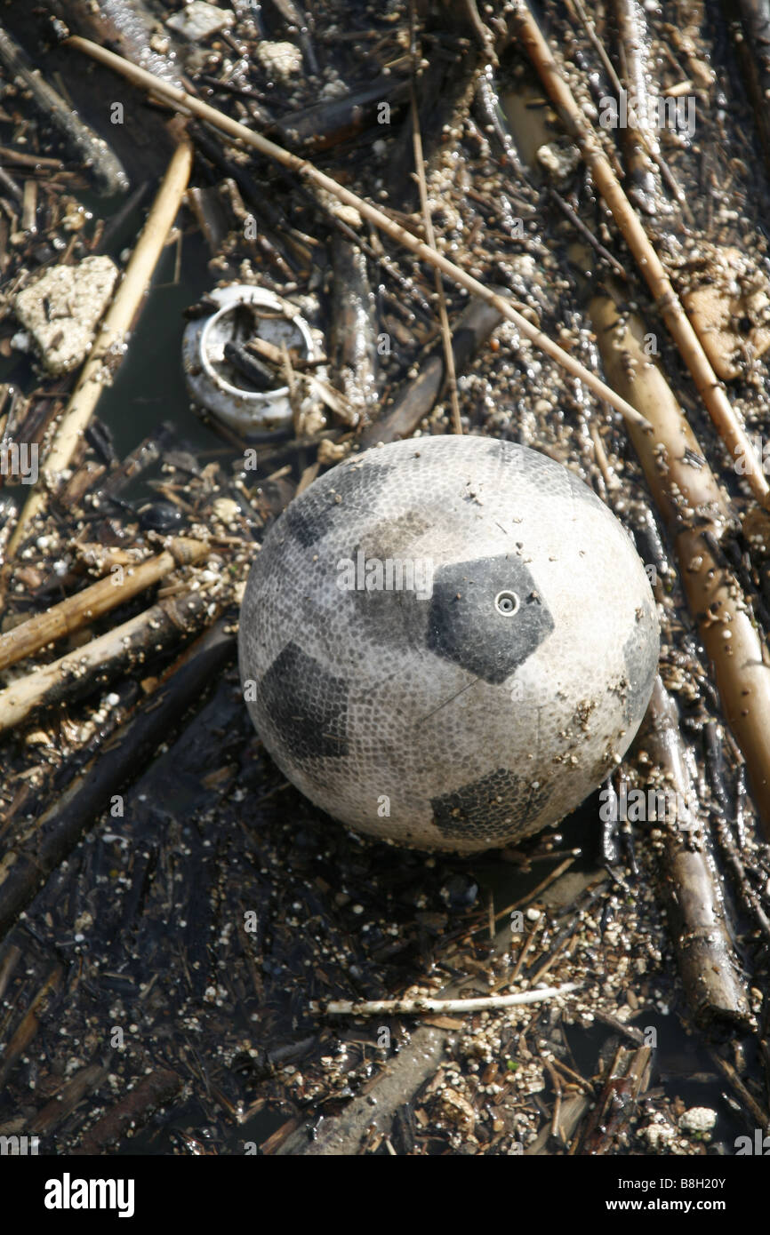 Rubbish floating over water hi-res stock photography and images - Alamy