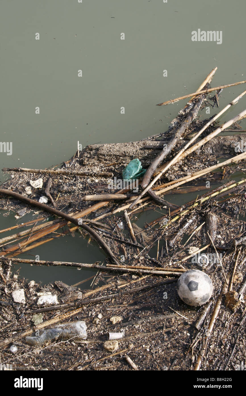 Garbage floating over water hi-res stock photography and images - Alamy