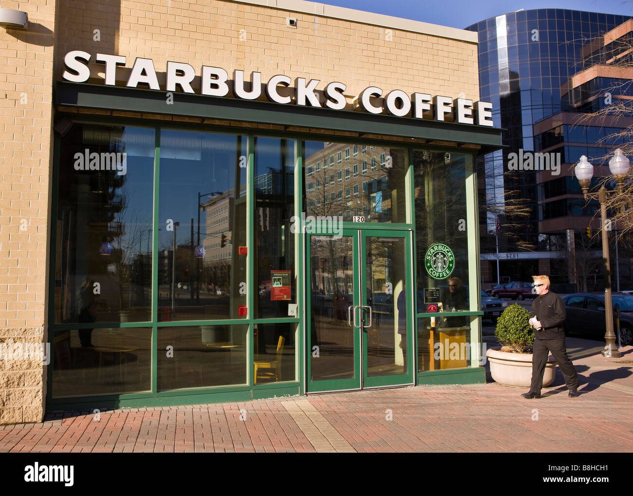 Starbucks storefront hi-res stock photography and images - Alamy