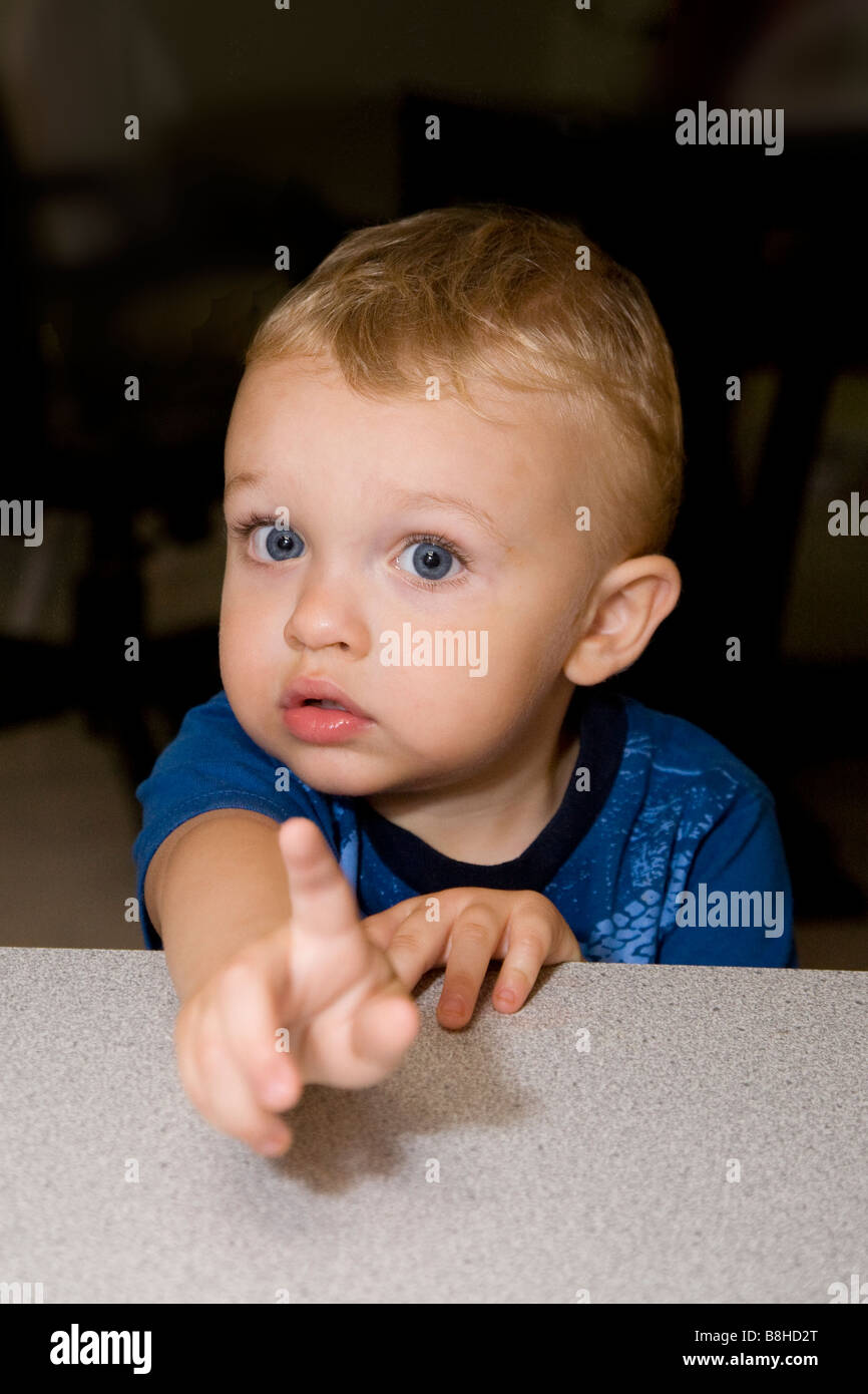 Pointing her finger and scolding child hi-res stock photography and ...