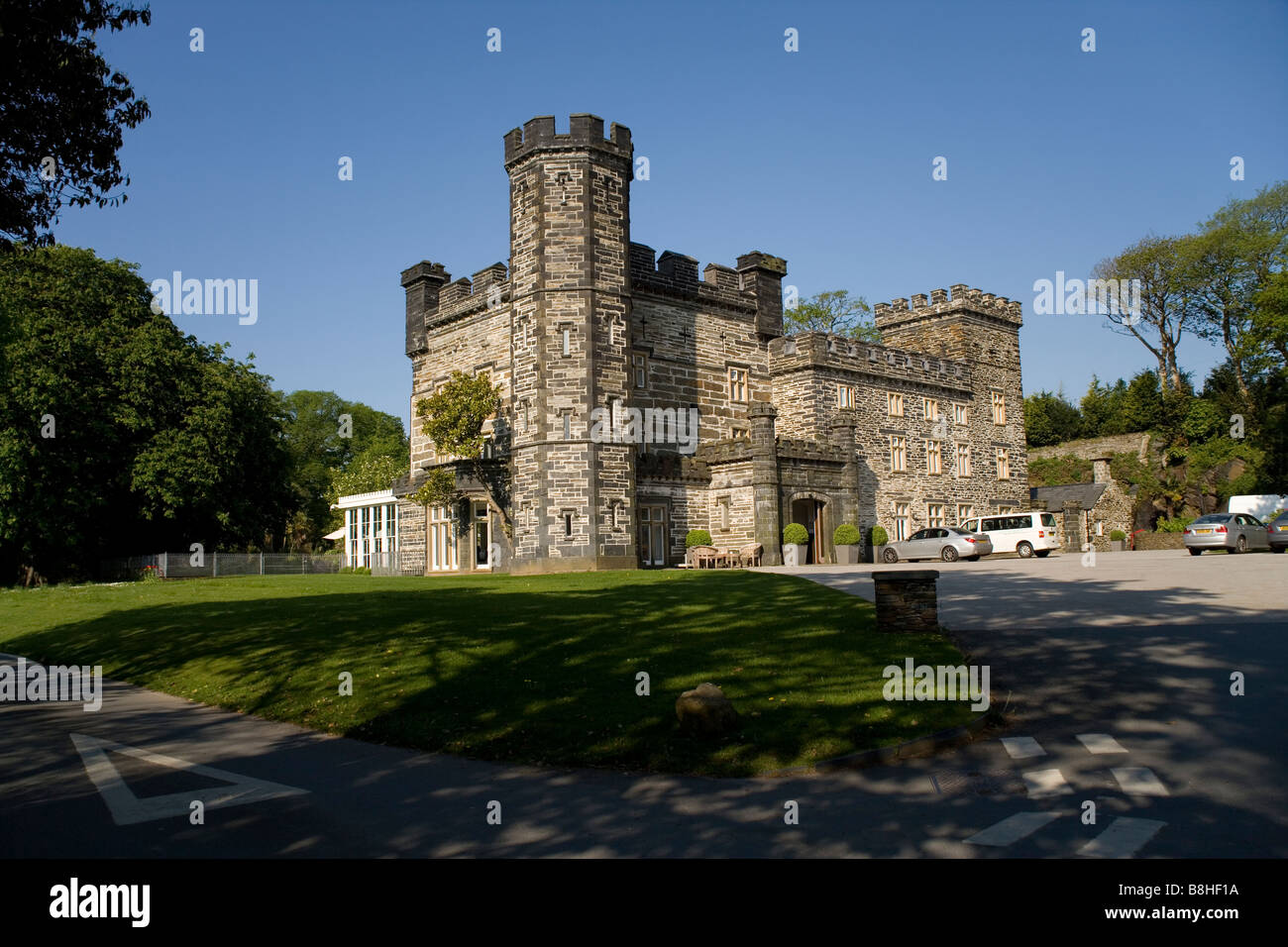 Castell Deudraeth hotel and restaurant in the grounds of Portmeirion ...