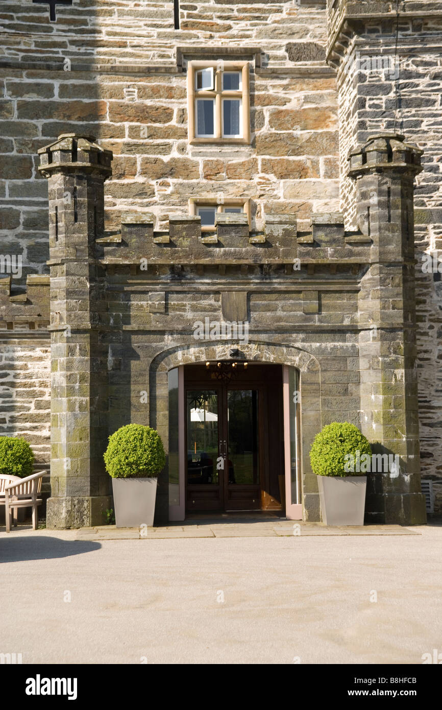 Castell Deudraeth hotel and restaurant in the grounds of Portmeirion ...