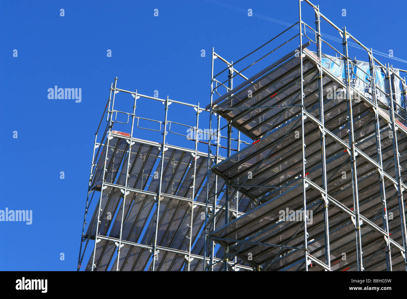 Scaffolding outside a building hi-res stock photography and images - Alamy