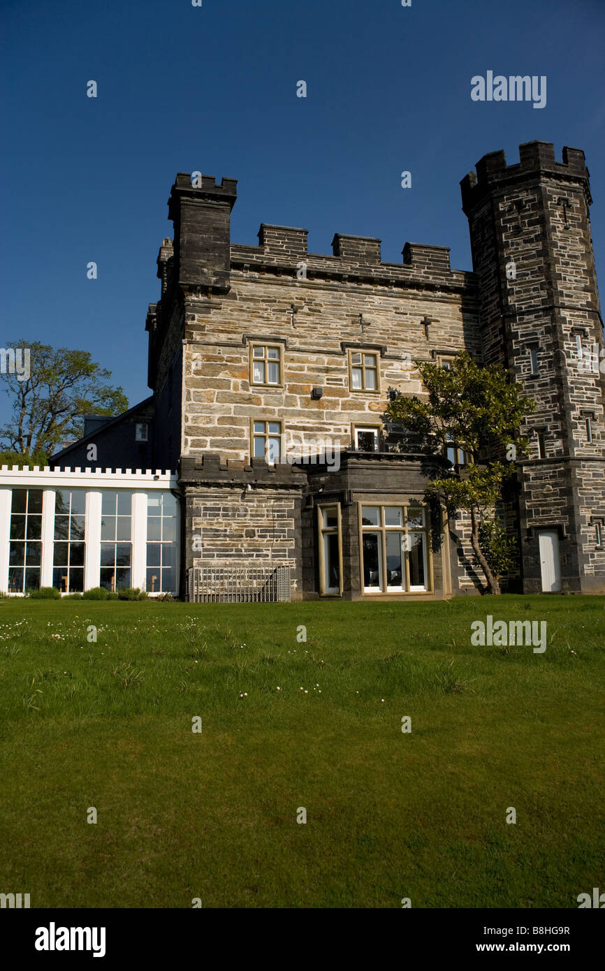 Castell Deudraeth hotel and restaurant in the grounds of Portmeirion ...