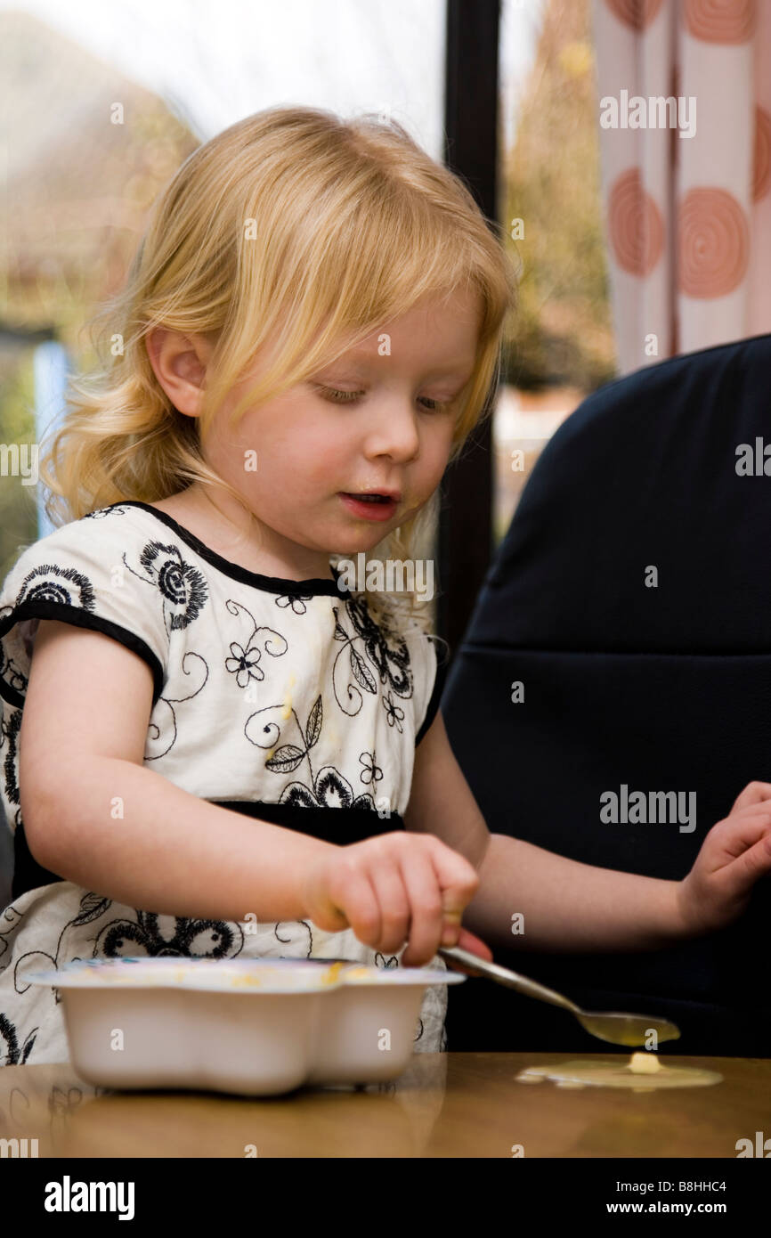 Young girl eats her dinner and make mess Stock Photo - Alamy