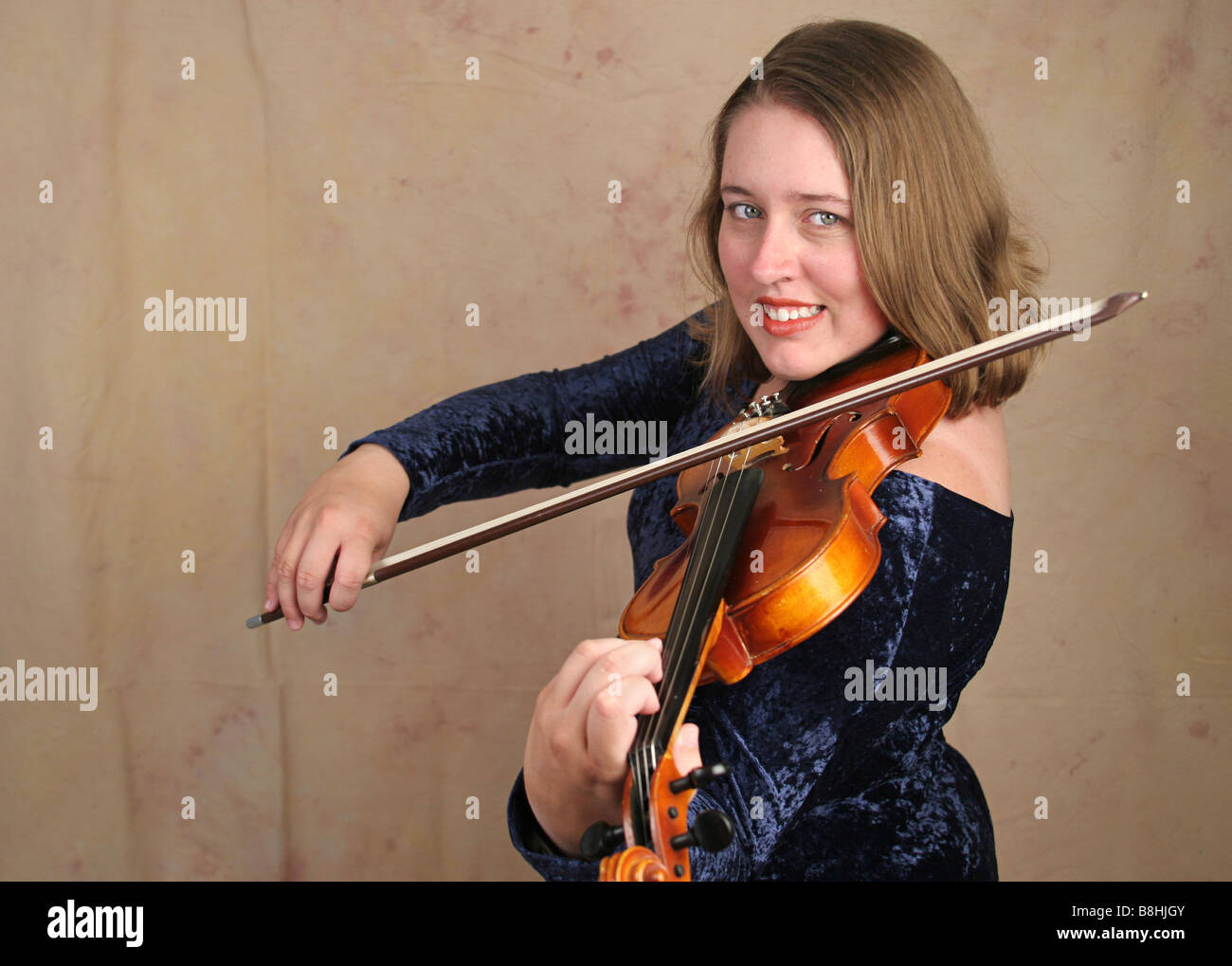 A horizontal view of a pretty woman playing classical violin Stock ...