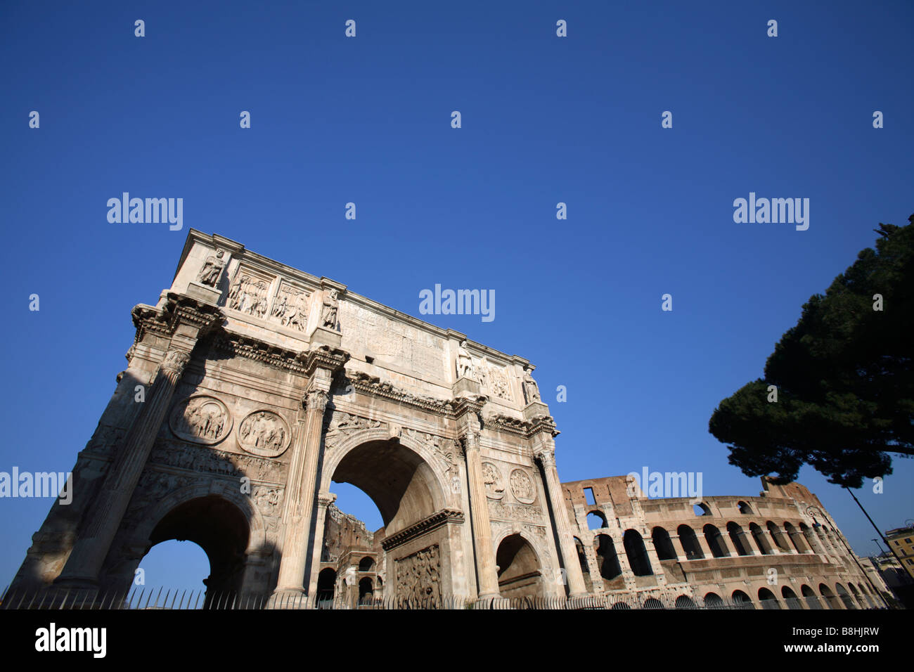 Triumphal arch outside roman city hi-res stock photography and images ...