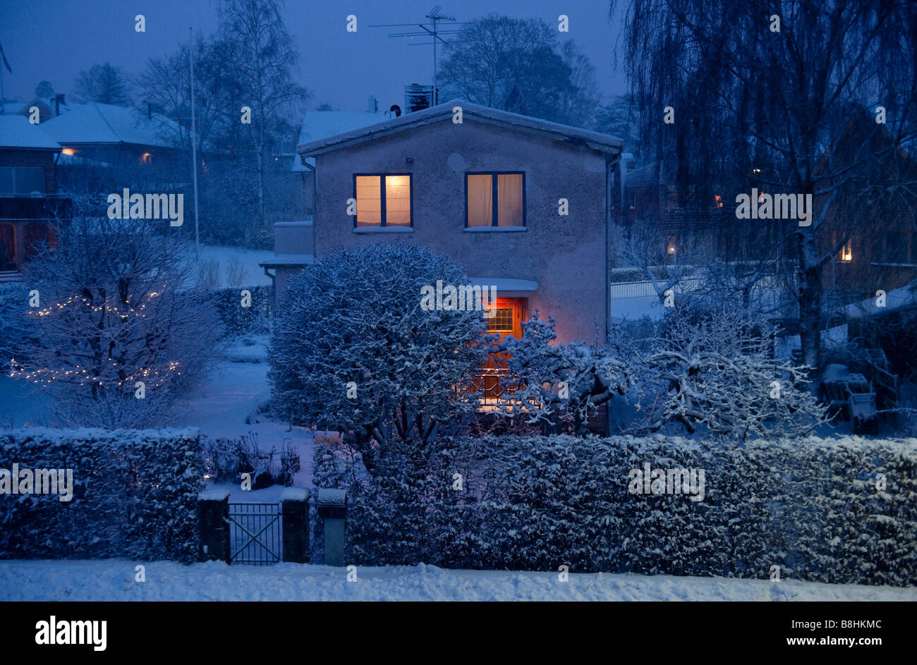 Snowy suburban street hi-res stock photography and images - Alamy