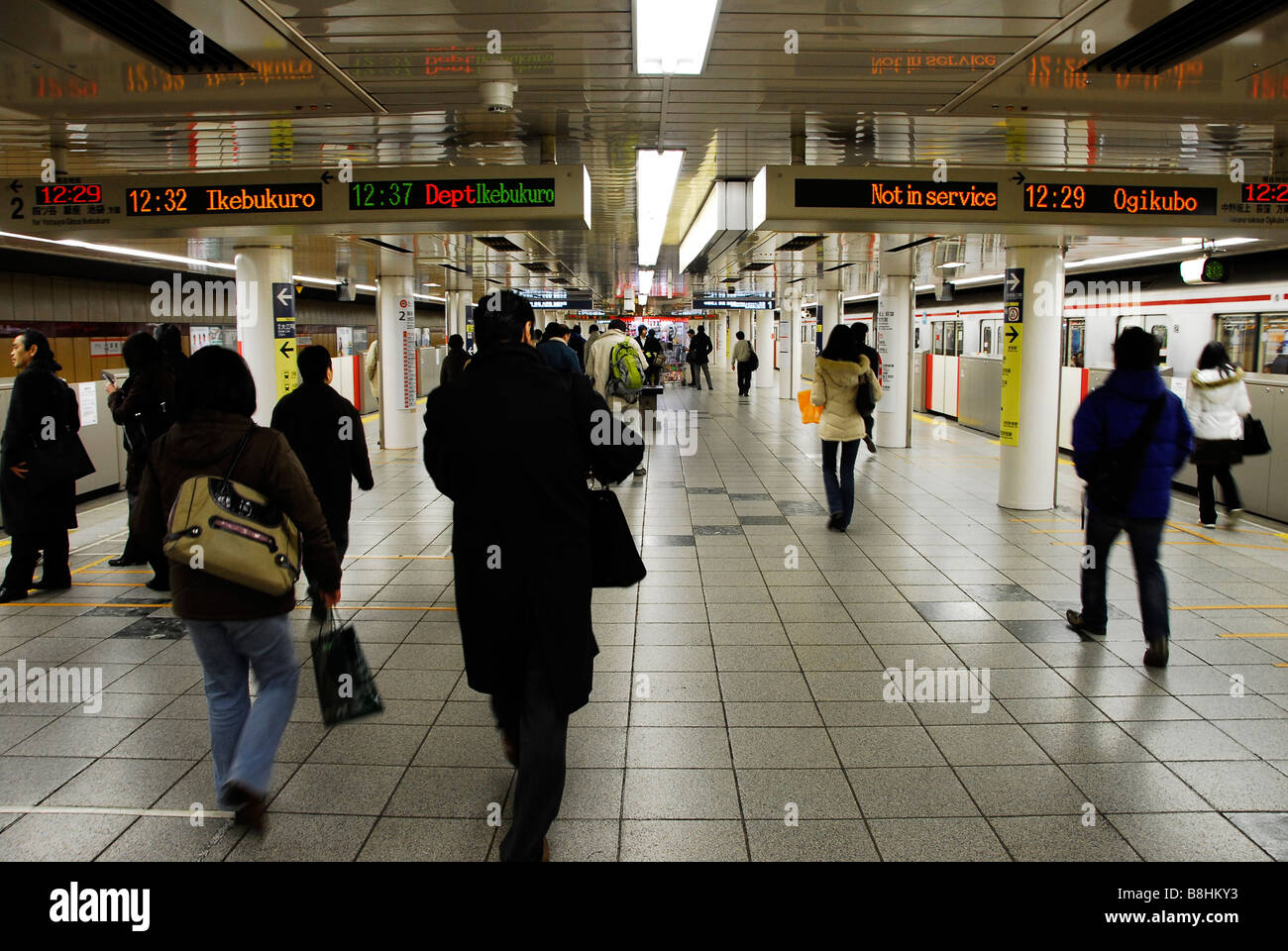 Tokyo underground station hi-res stock photography and images - Alamy