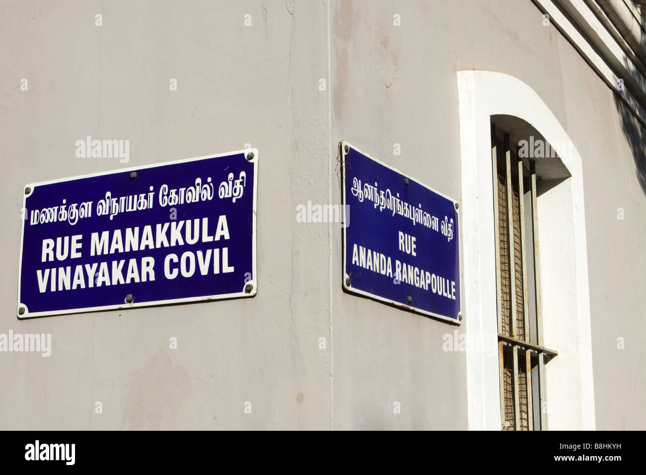 Bilingual road signs french hi-res stock photography and images - Alamy
