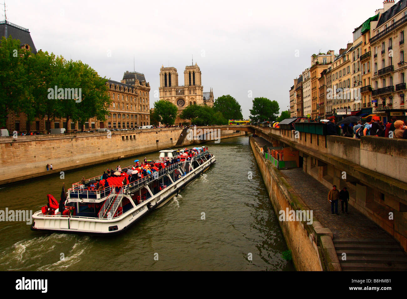 Paris river boat hi-res stock photography and images - Alamy