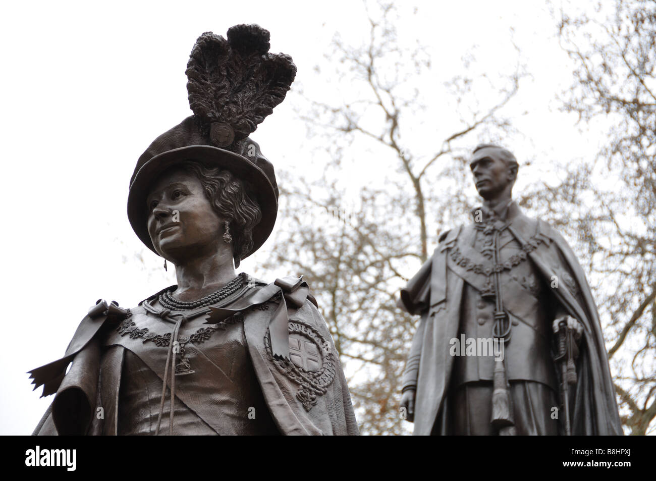 Bronze memorial statue queen mother hi-res stock photography and images ...
