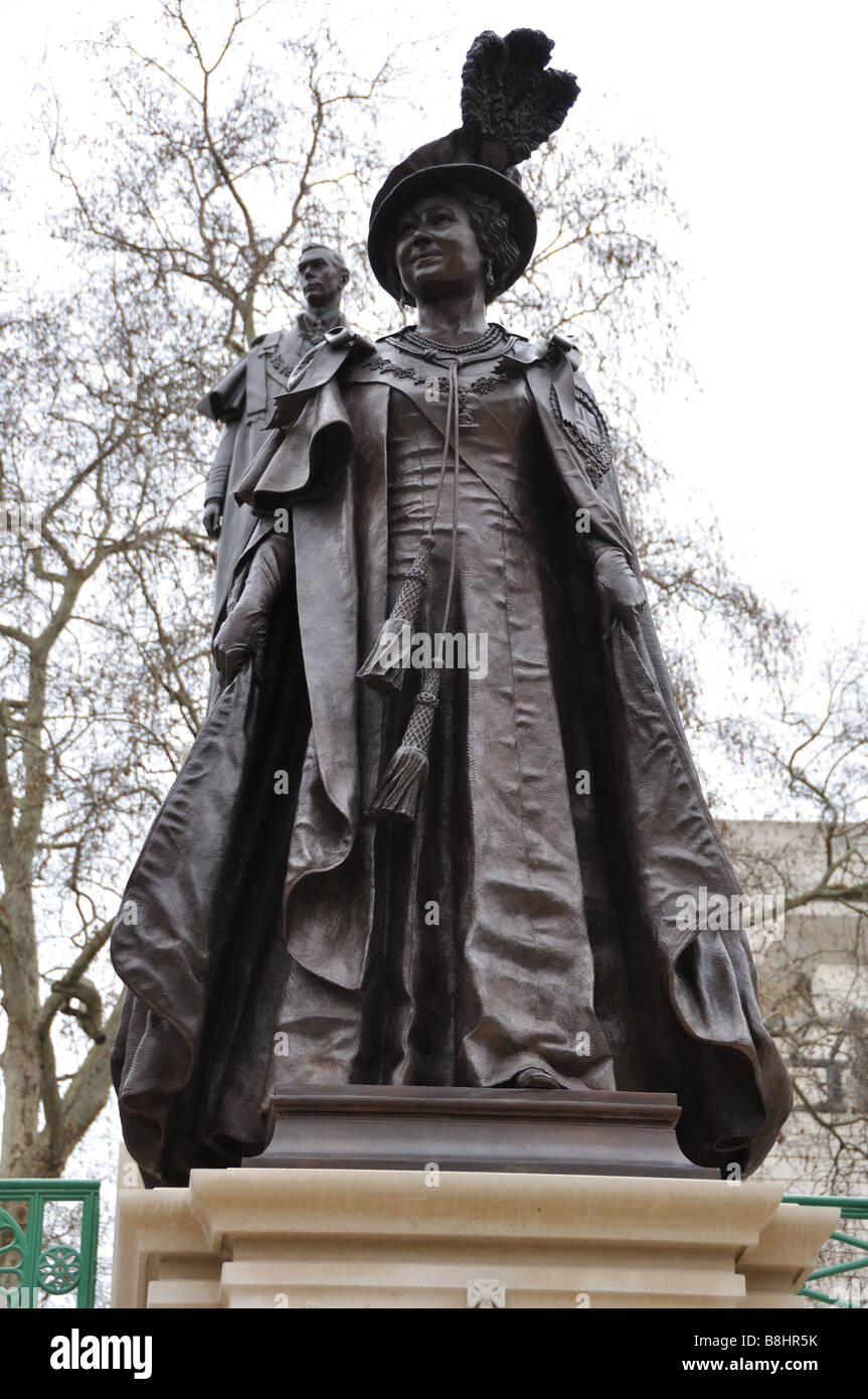 Bronze memorial statue queen mother hi-res stock photography and images ...