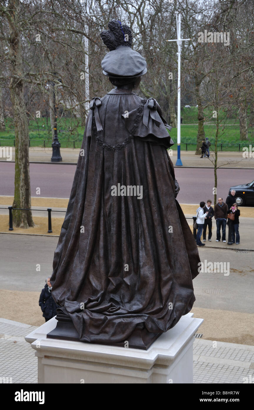 Bronze memorial statue queen mother hi-res stock photography and images ...