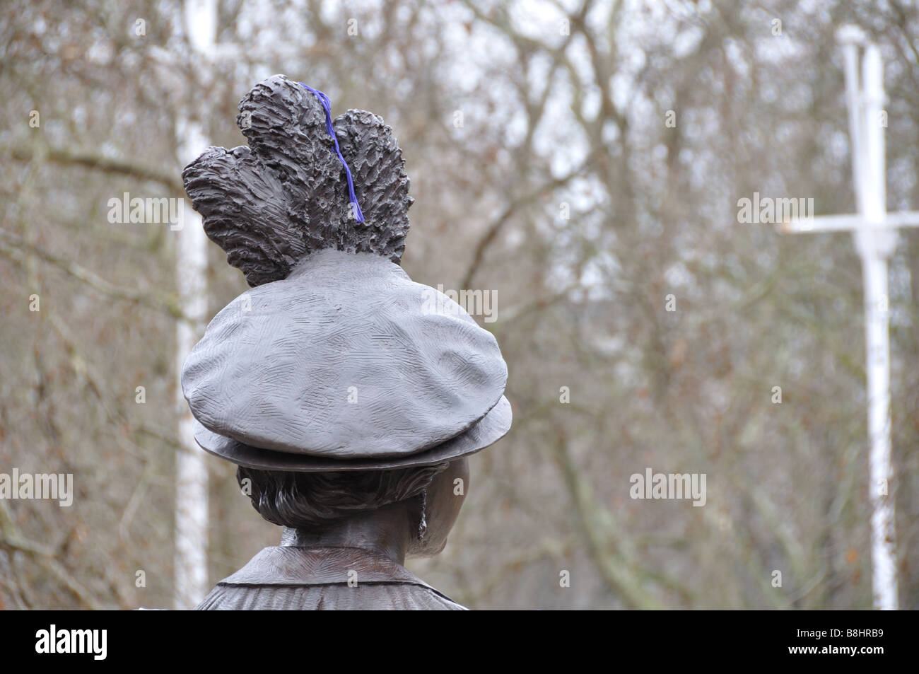 Bronze memorial statue queen mother hi-res stock photography and images ...
