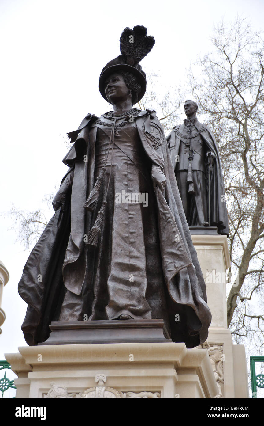 Queen Elizabeth the Queen Mother Statue with the Statue of her Husband ...