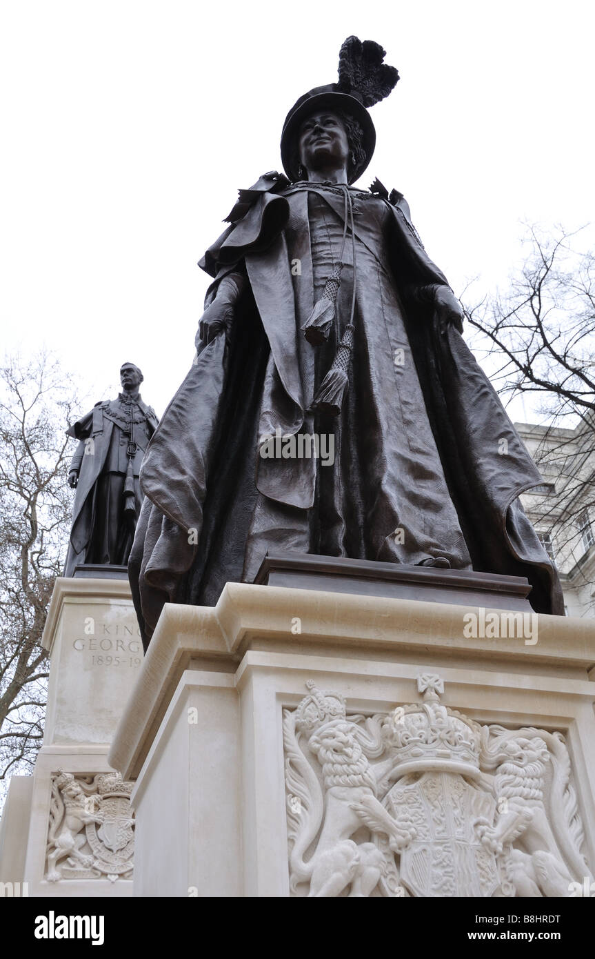 Queen Elizabeth the Queen Mother Statue with the Statue of her Husband ...