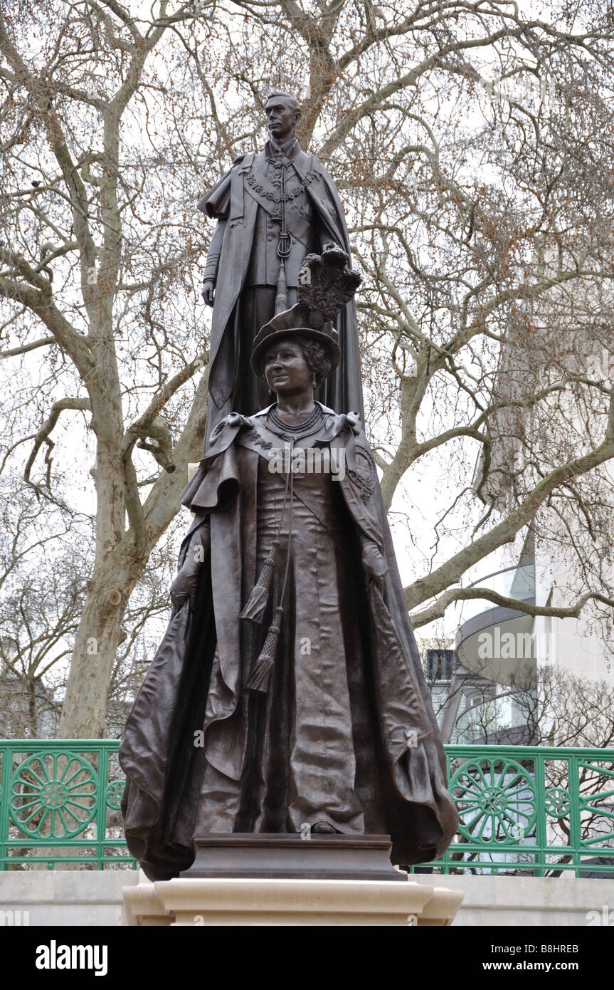 Queen Elizabeth the Queen Mother Statue with the Statue of her Husband ...