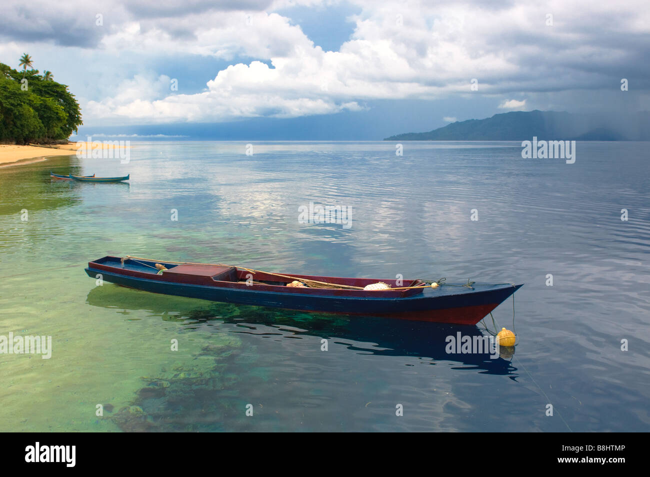Traditional indonesian fishing boat hi-res stock photography and images ...