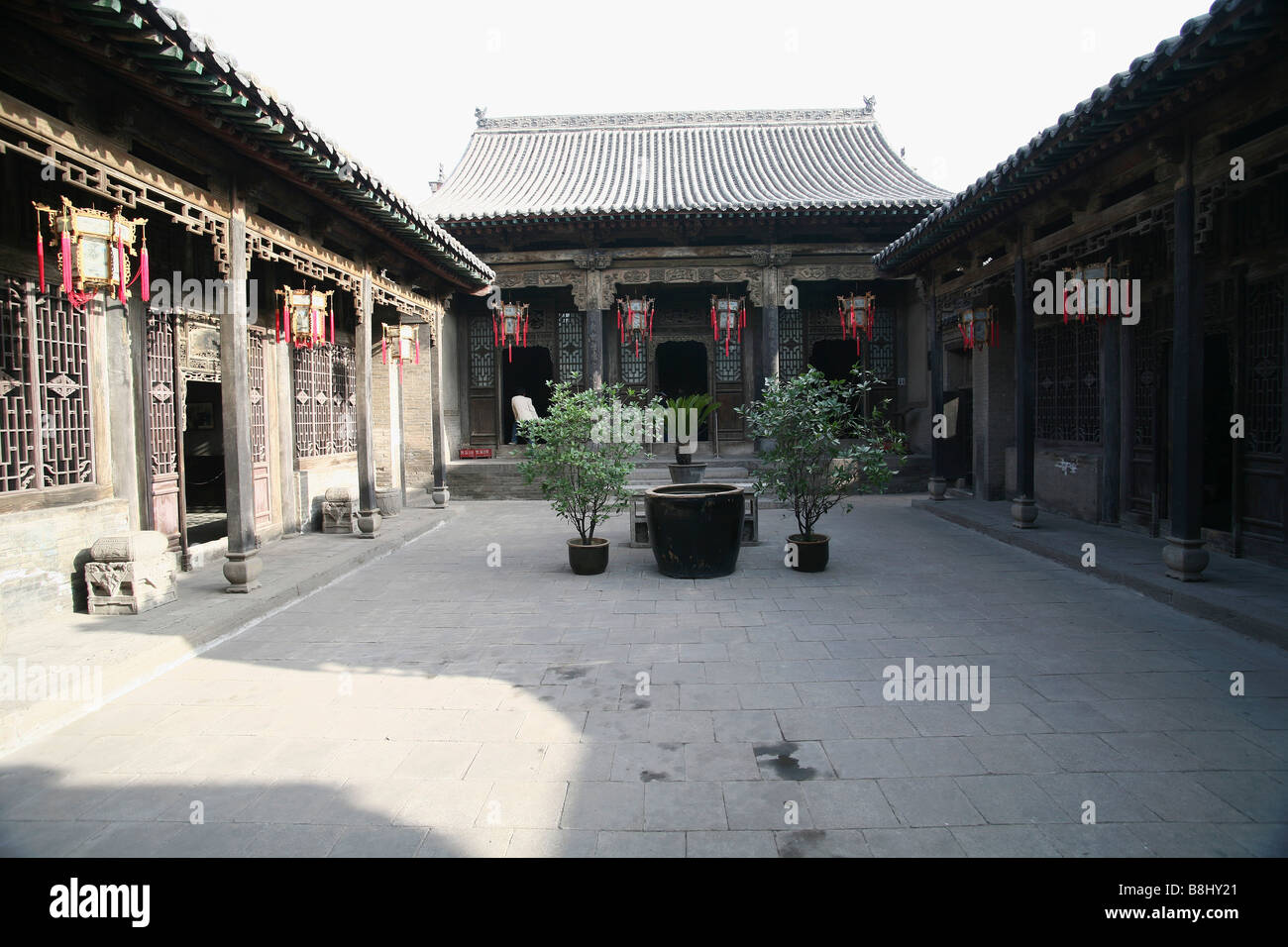 Traditional chinese courtyard house hi-res stock photography and images ...