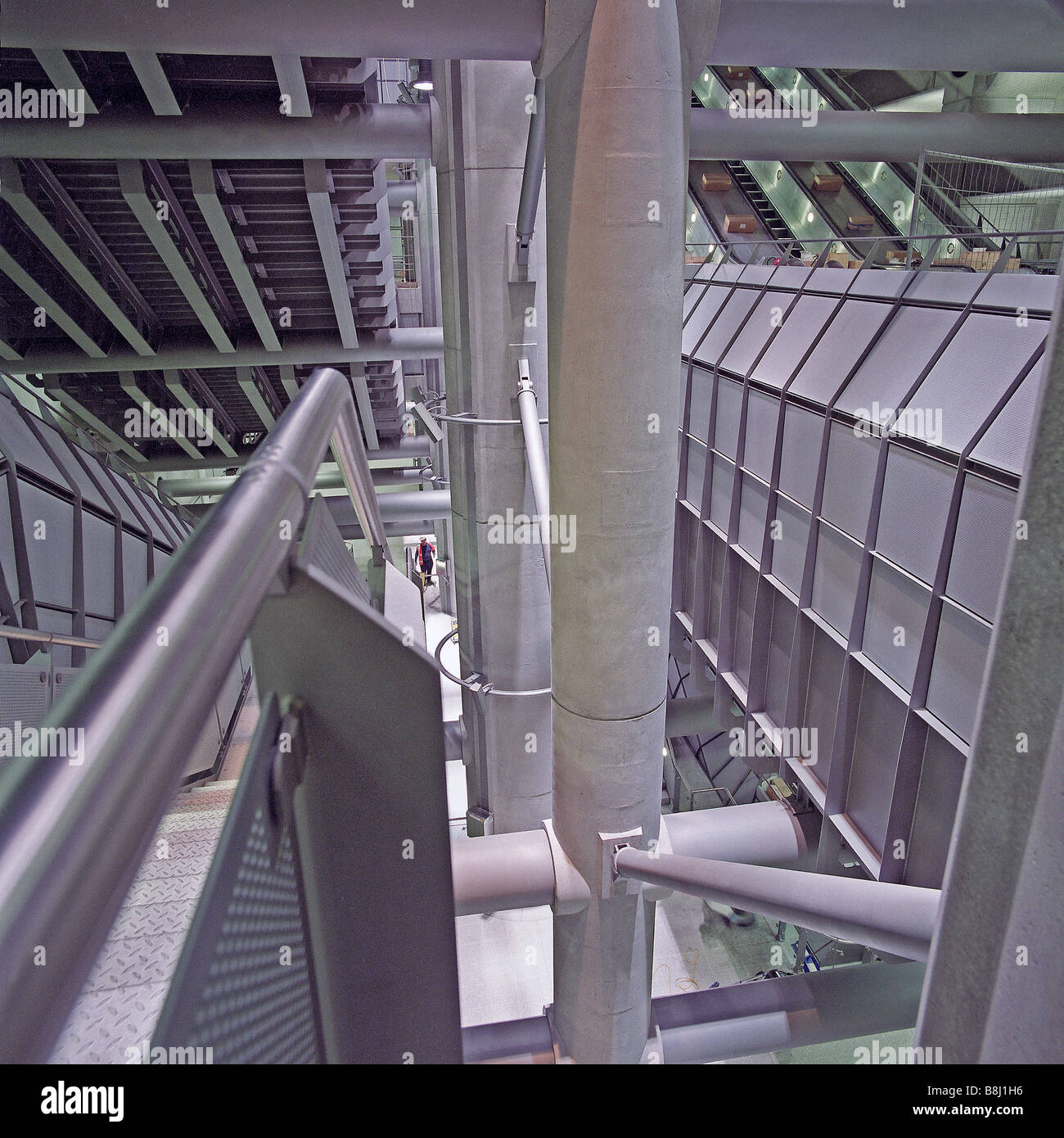 Support beams and stainless steel walls at the Jubilee Line's ...