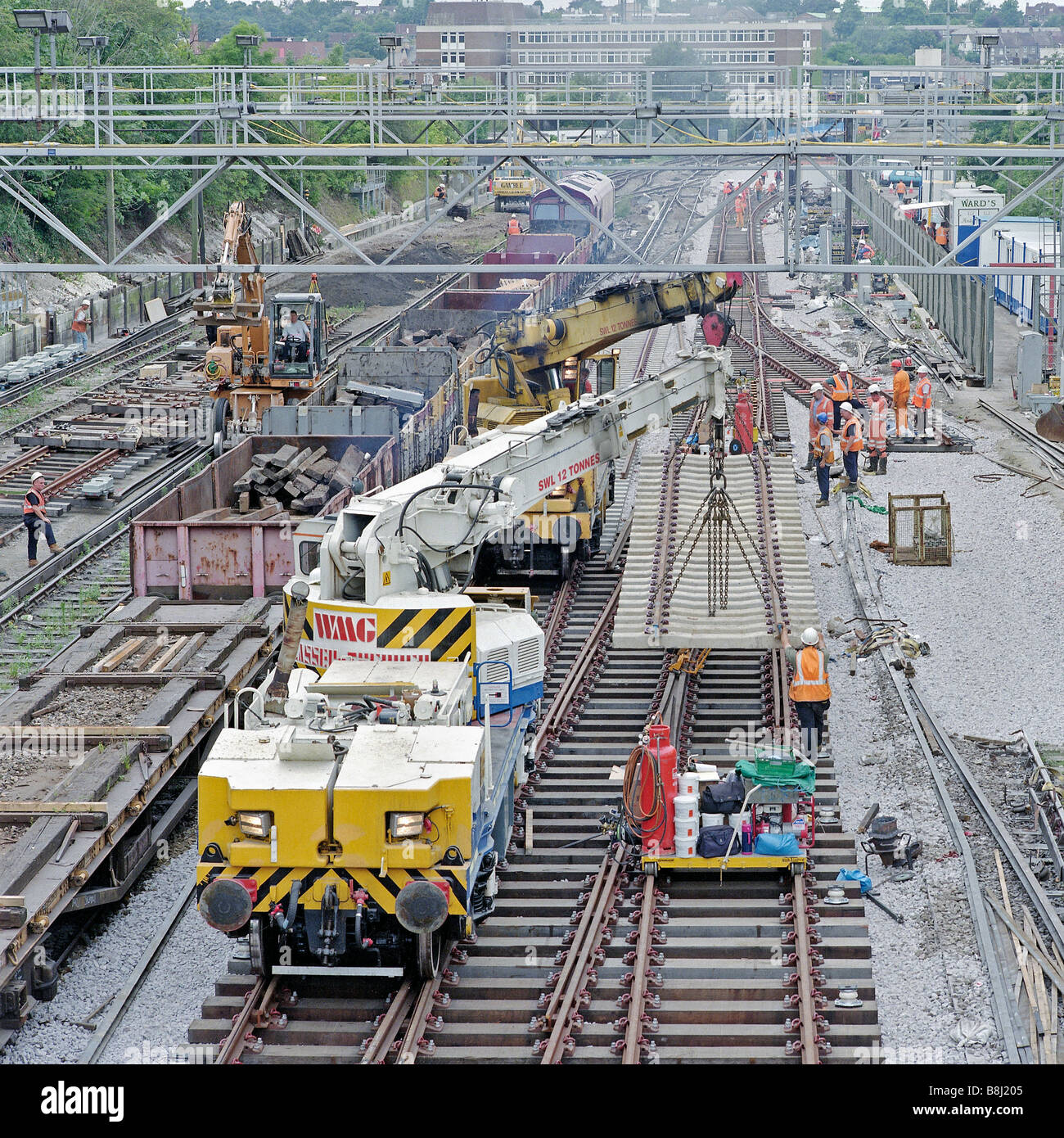 Tandem lift by two self-propelled rail cranes of a heavy prefabricated ...