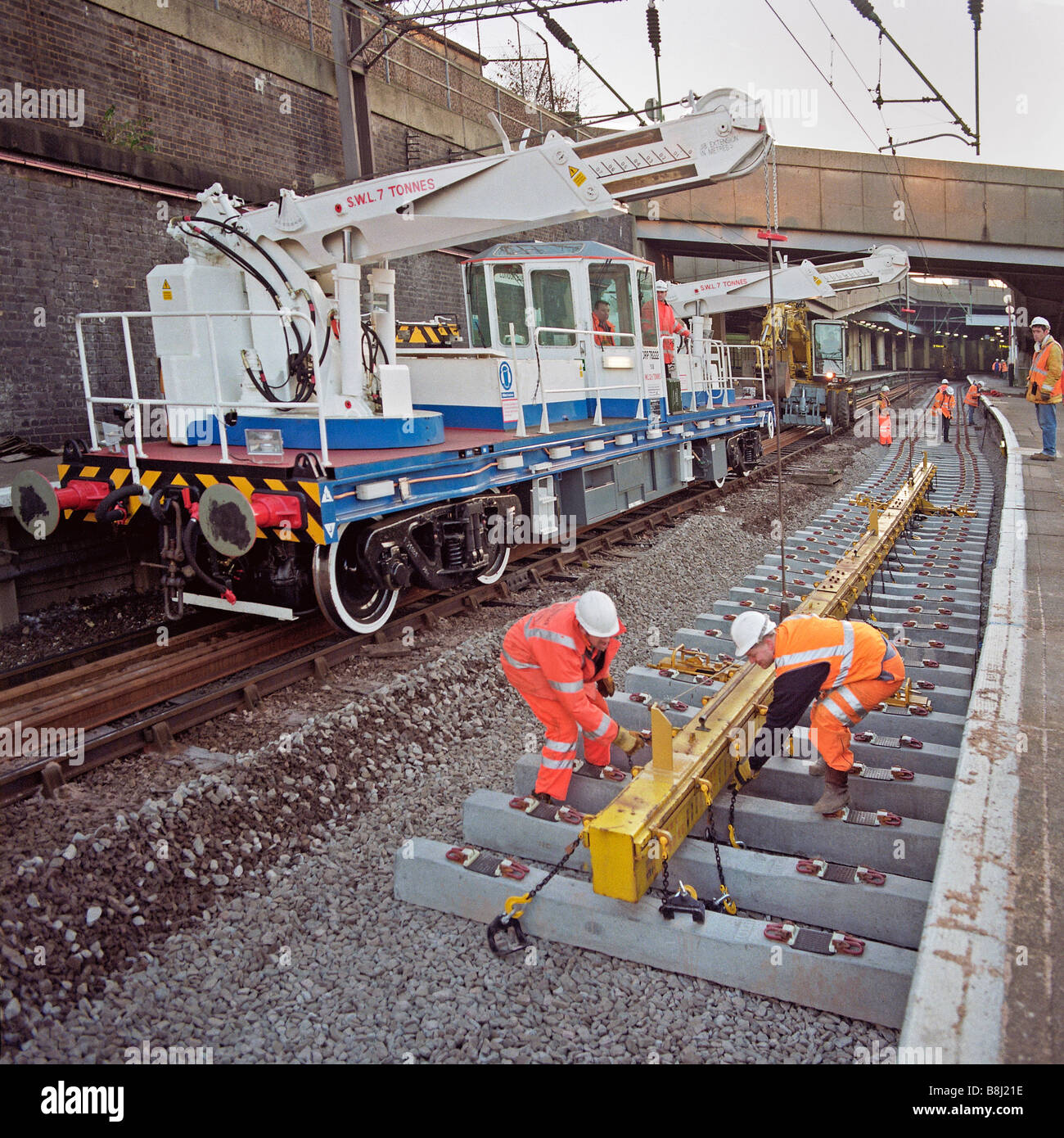 Self-propelled twin-jib rail crane lifts concrete sleepers into ...