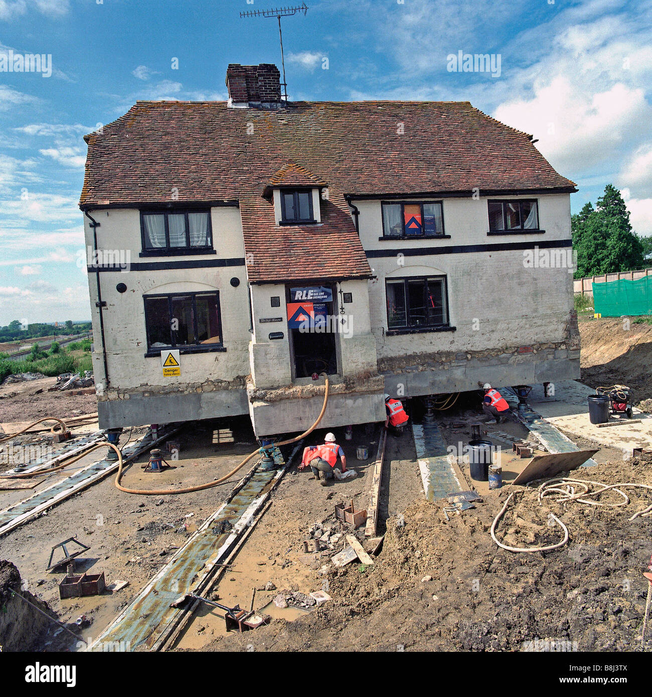 An entire listed 16th century Kent farmhouse weighing 450 tonnes is ...