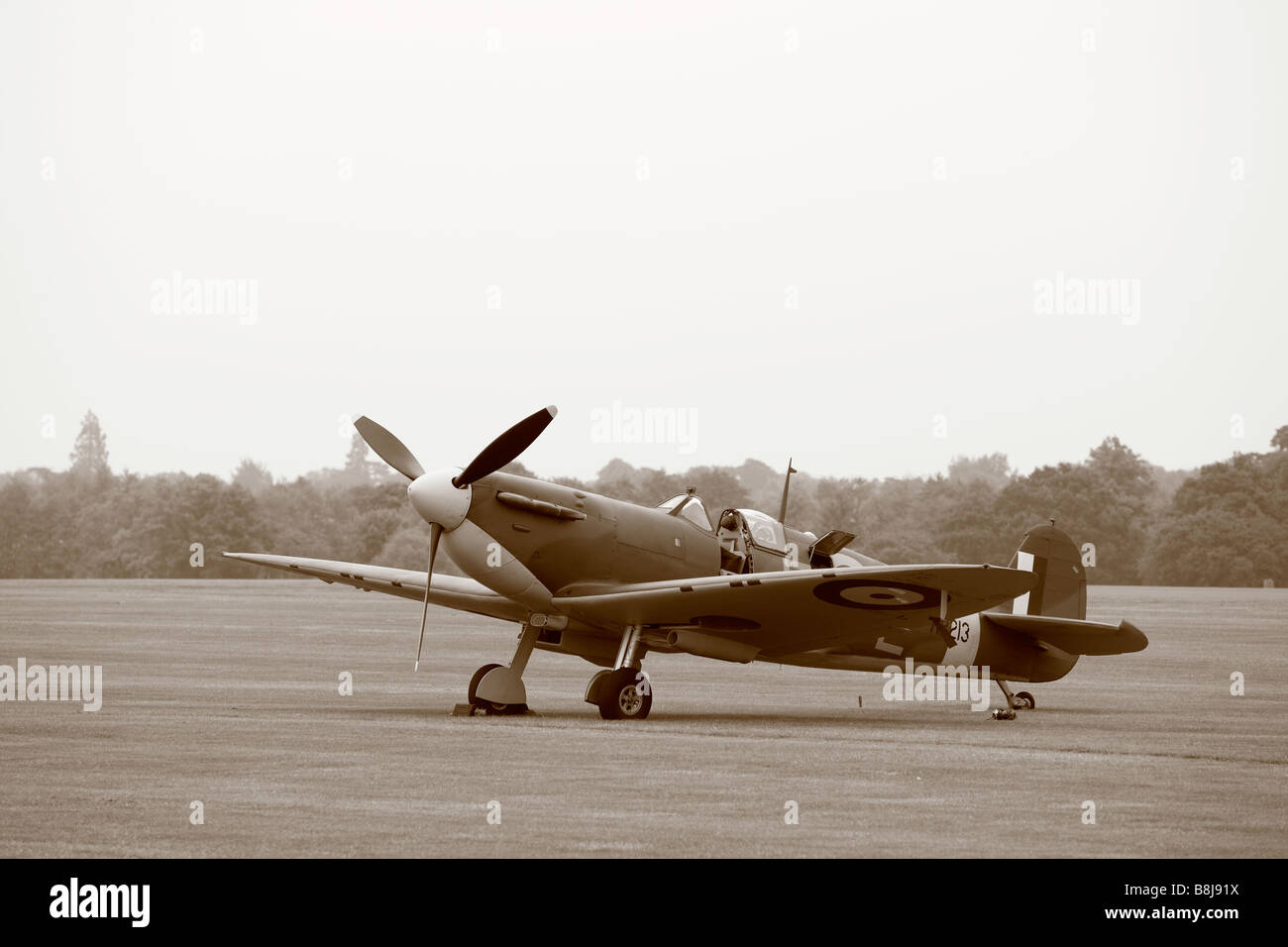 Spitfire plane black and white hi-res stock photography and images - Alamy