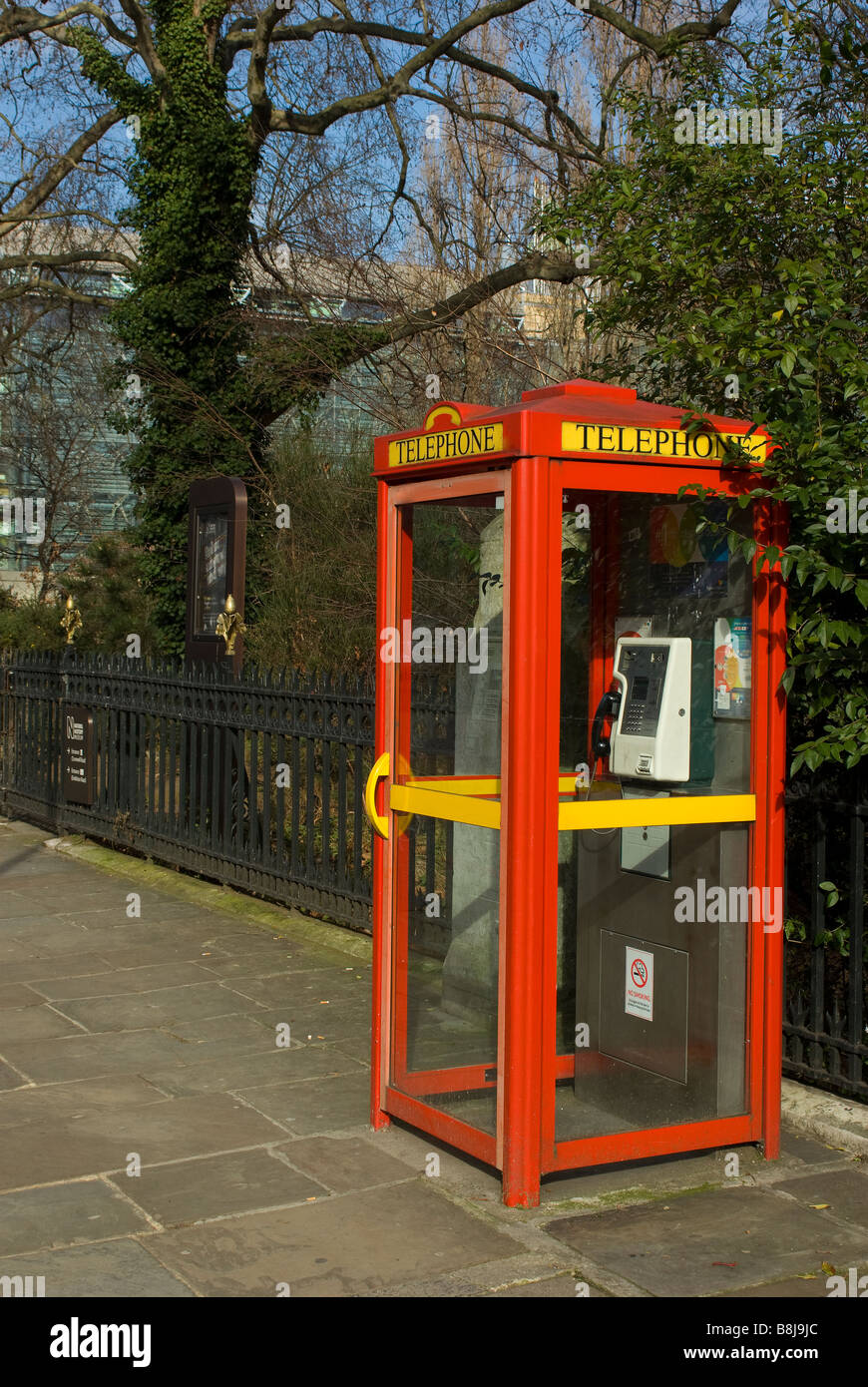 London red and black kiosk hi-res stock photography and images - Alamy