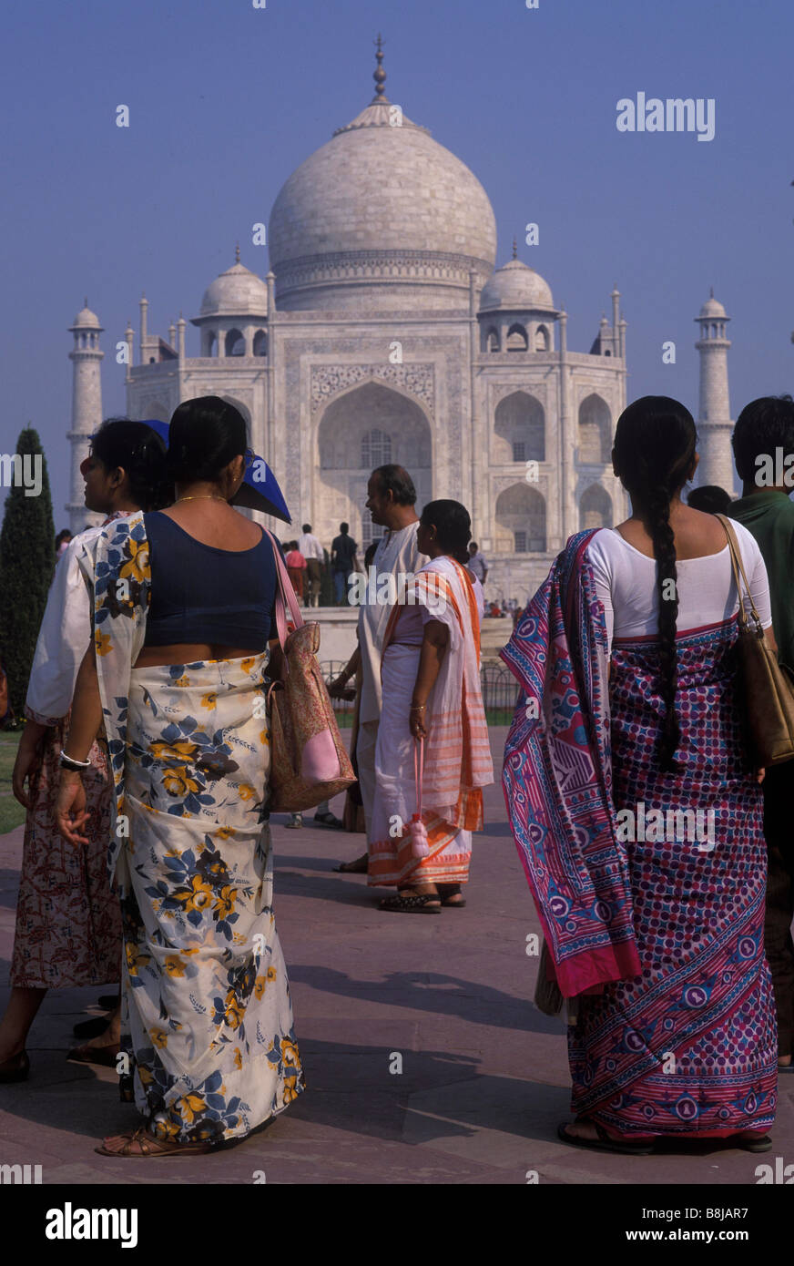 Women colorful saris the taj mahal hi-res stock photography and images ...