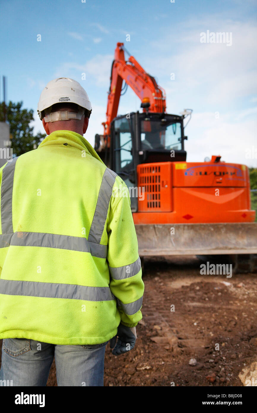 Construction worker in Hi vis jacket and hardhat Stock Photo - Alamy