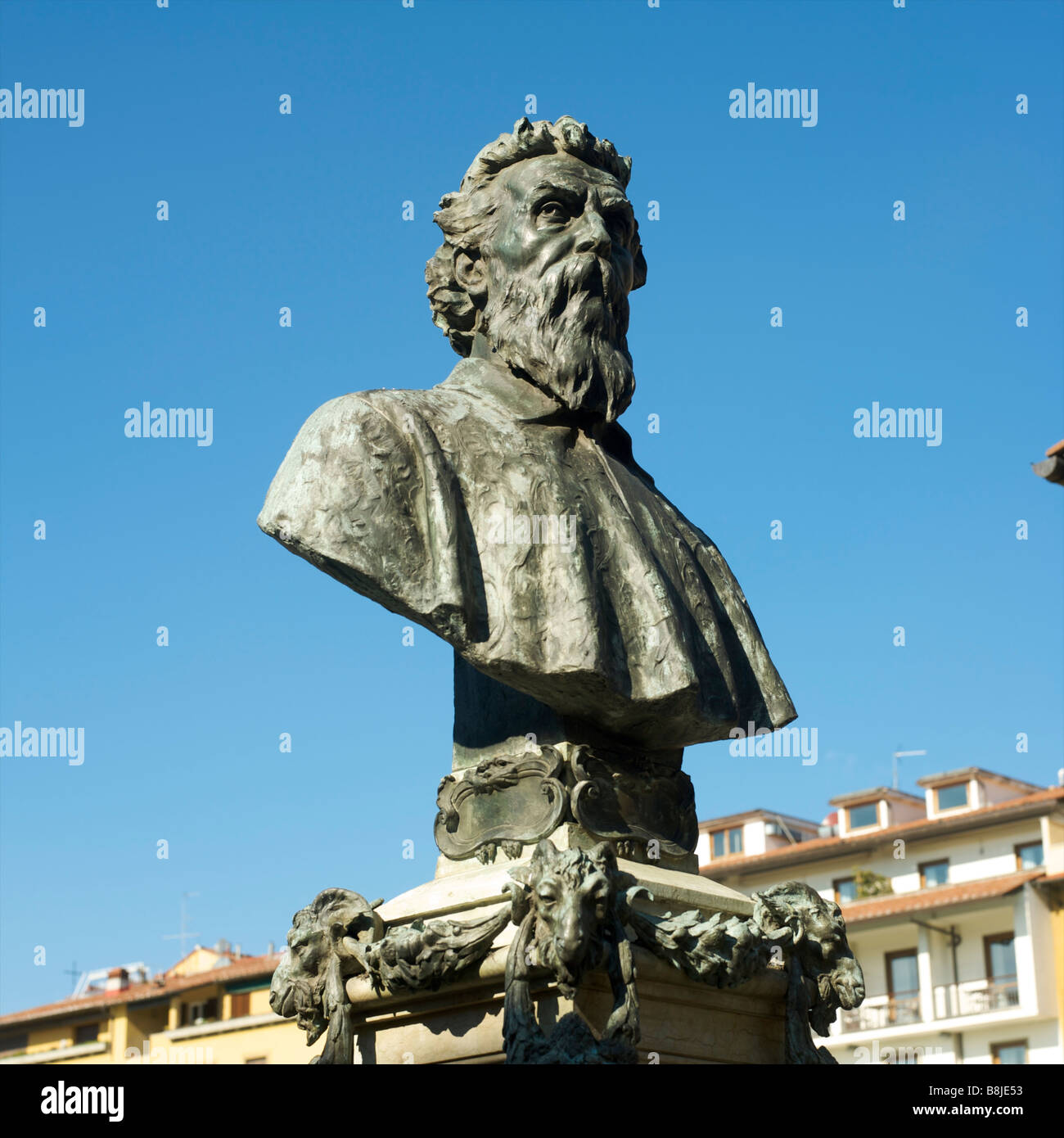 Italy, Tuscany, Florence, Ponte Vecchio, statue of Benvenuto Cellini ...