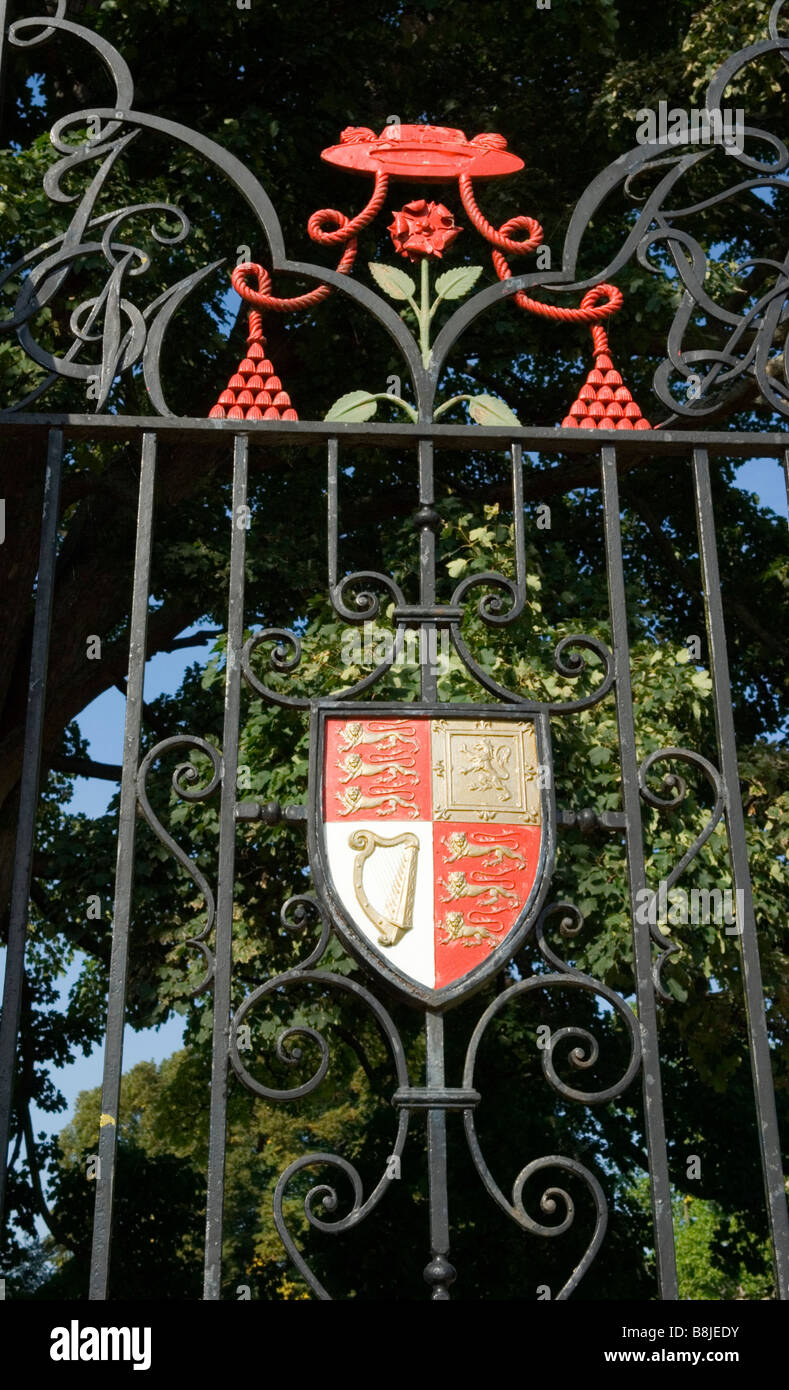Crest gate oxford college iron hi-res stock photography and images - Alamy