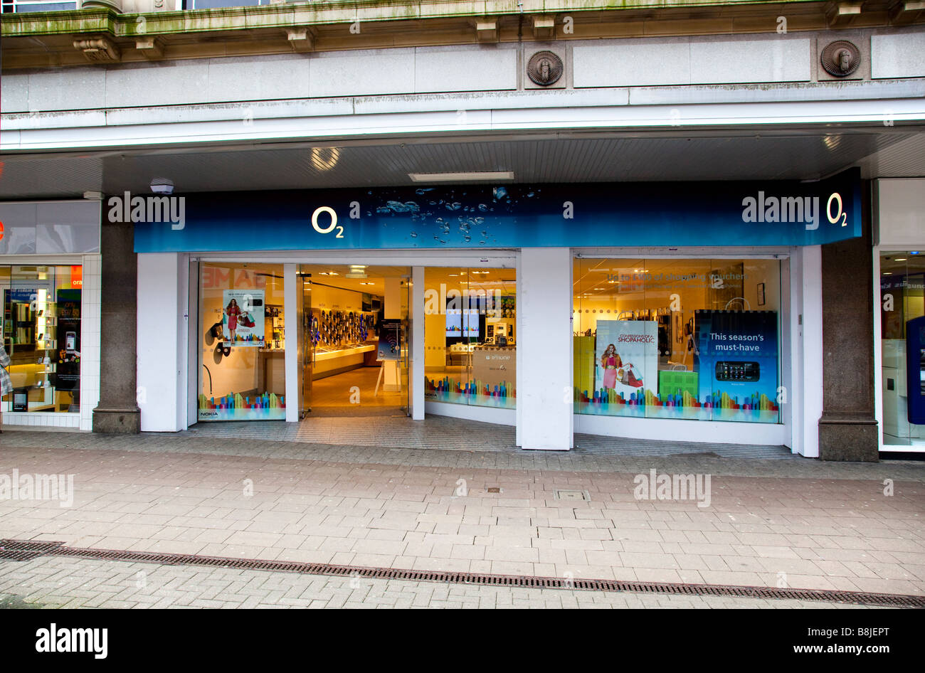 O2 mobile phone shop hi-res stock photography and images - Alamy