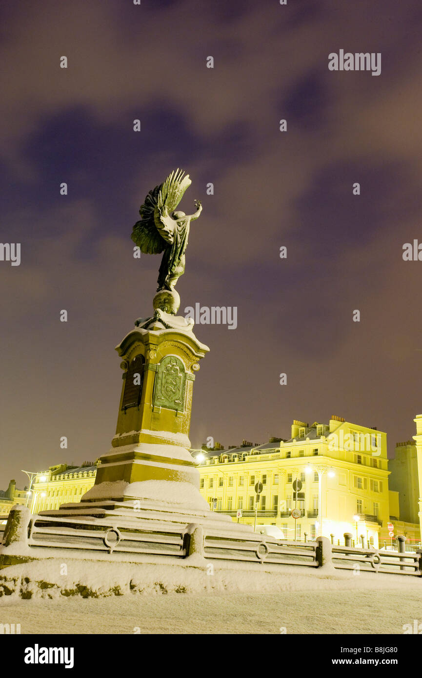 The peace statue Brighton seafront in the snow Stock Photo - Alamy