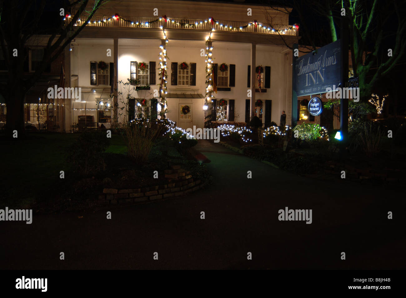 Beekman Arms inn at night during holiday season, Rhinebeck, NY Stock ...