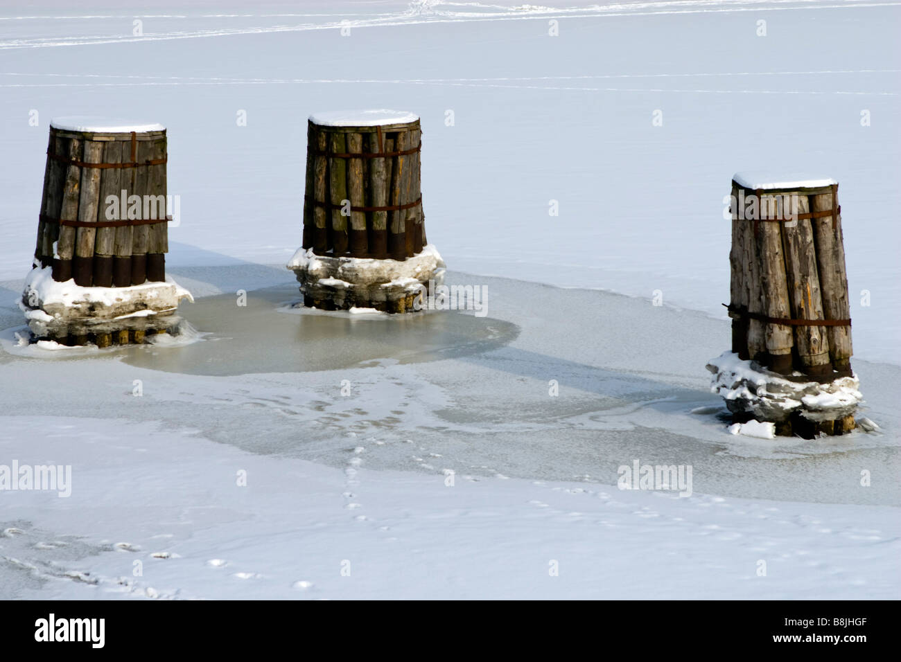 Bridge icebreaker pier river hi-res stock photography and images - Alamy