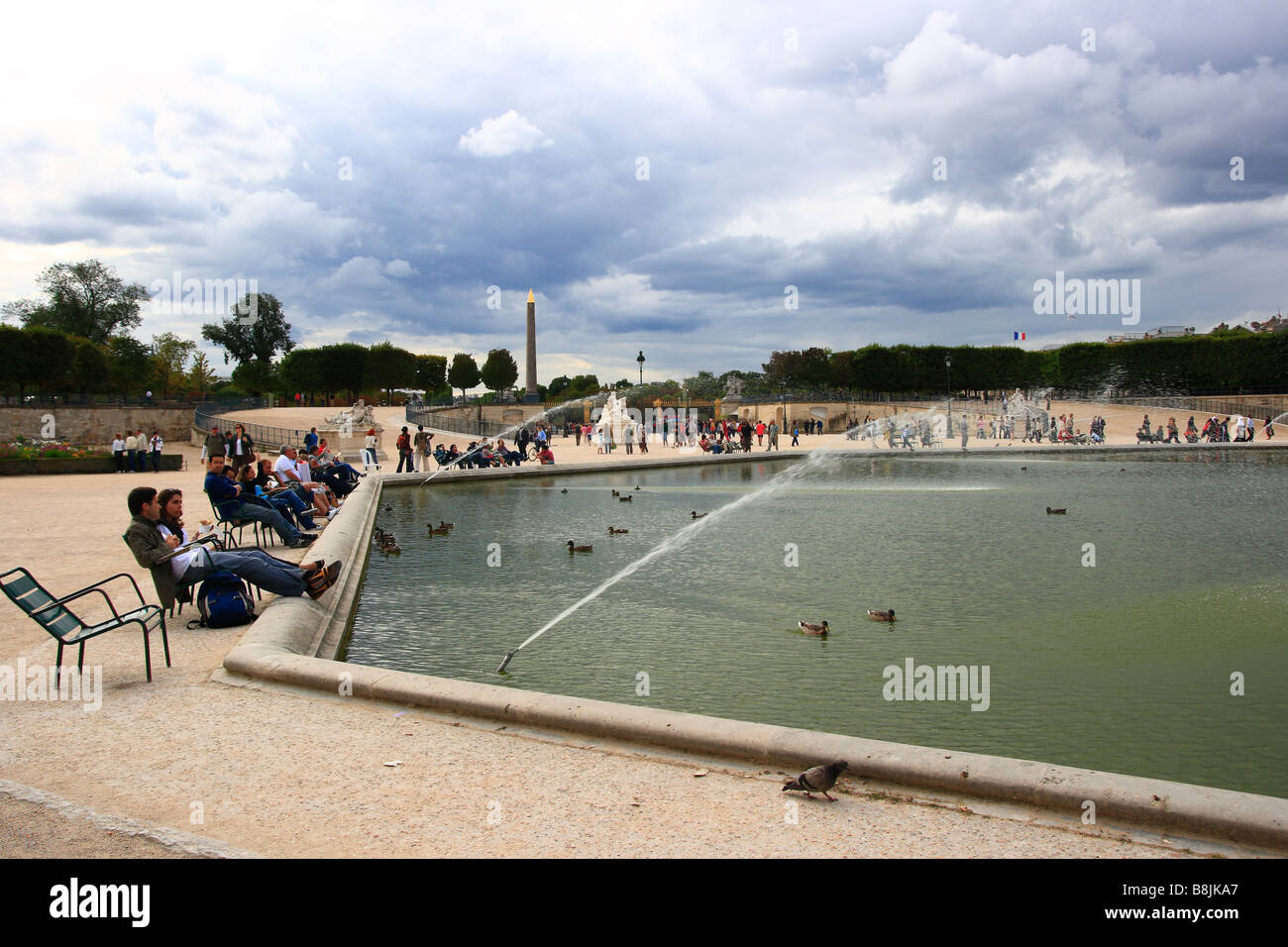 Paris park lake hi-res stock photography and images - Alamy