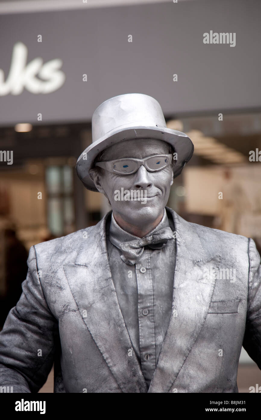 Silver statue performer hi-res stock photography and images - Alamy