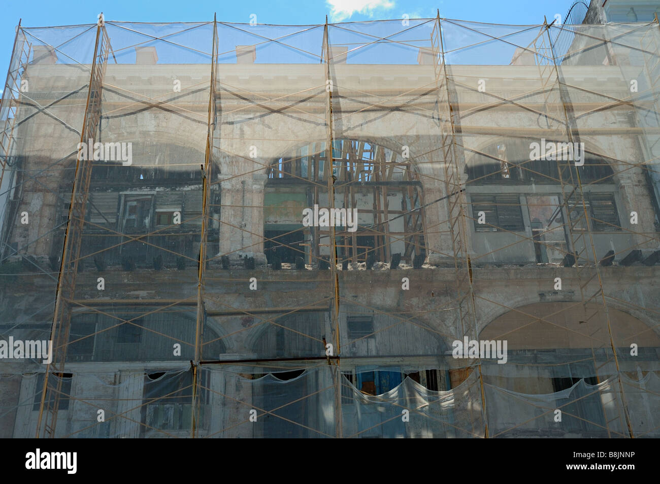 Detail of typical crumbling building facade in Old Havana Stock Photo ...